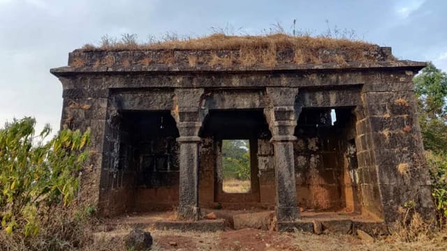 Pavangad Fort | पावनगड किले में 400 से अधिक तोप के गोले मिले
