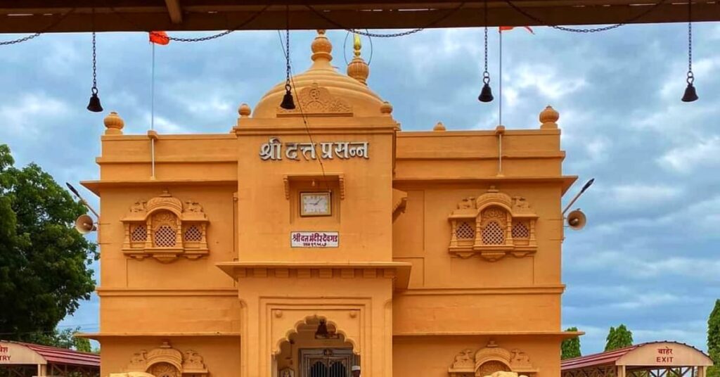 Devgad Datta Mandir Devasthan देवगढ़ मंदिर एक महत्वपूर्ण धार्मिक स्थल ...